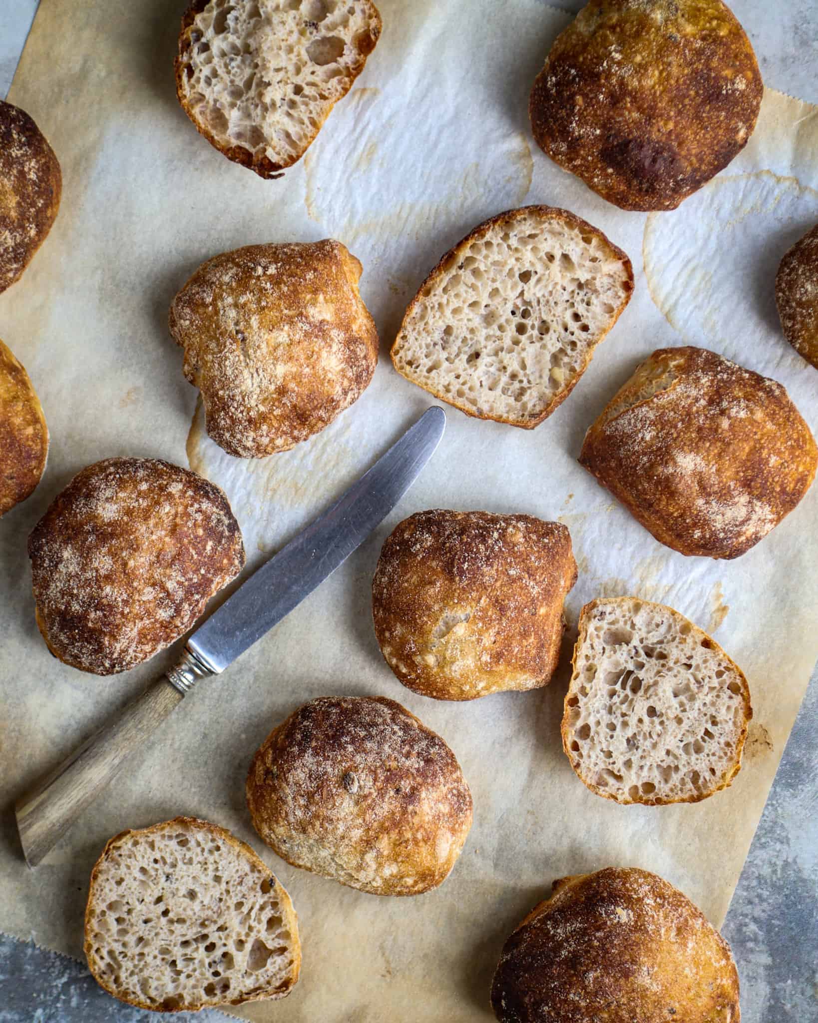Lækre koldhævede boller med rugbrød - Gastry.dk