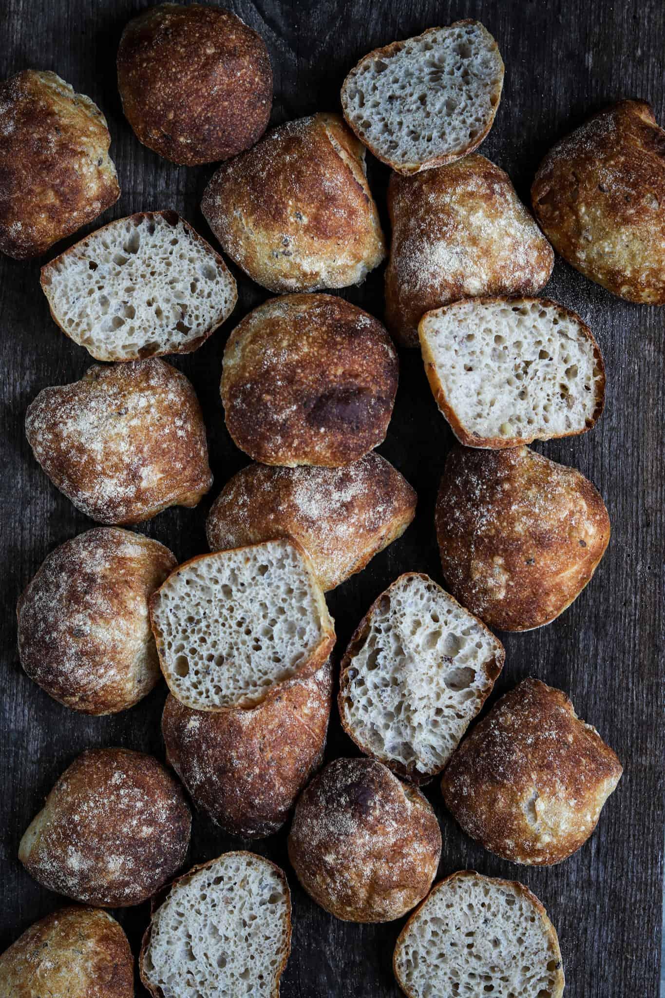 Lækre koldhævede boller med rugbrød - Gastry.dk