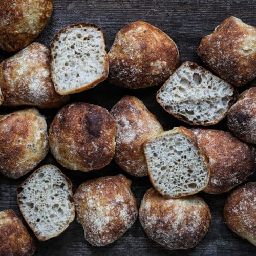 Lækre koldhævede boller med rugbrød - Gastry.dk