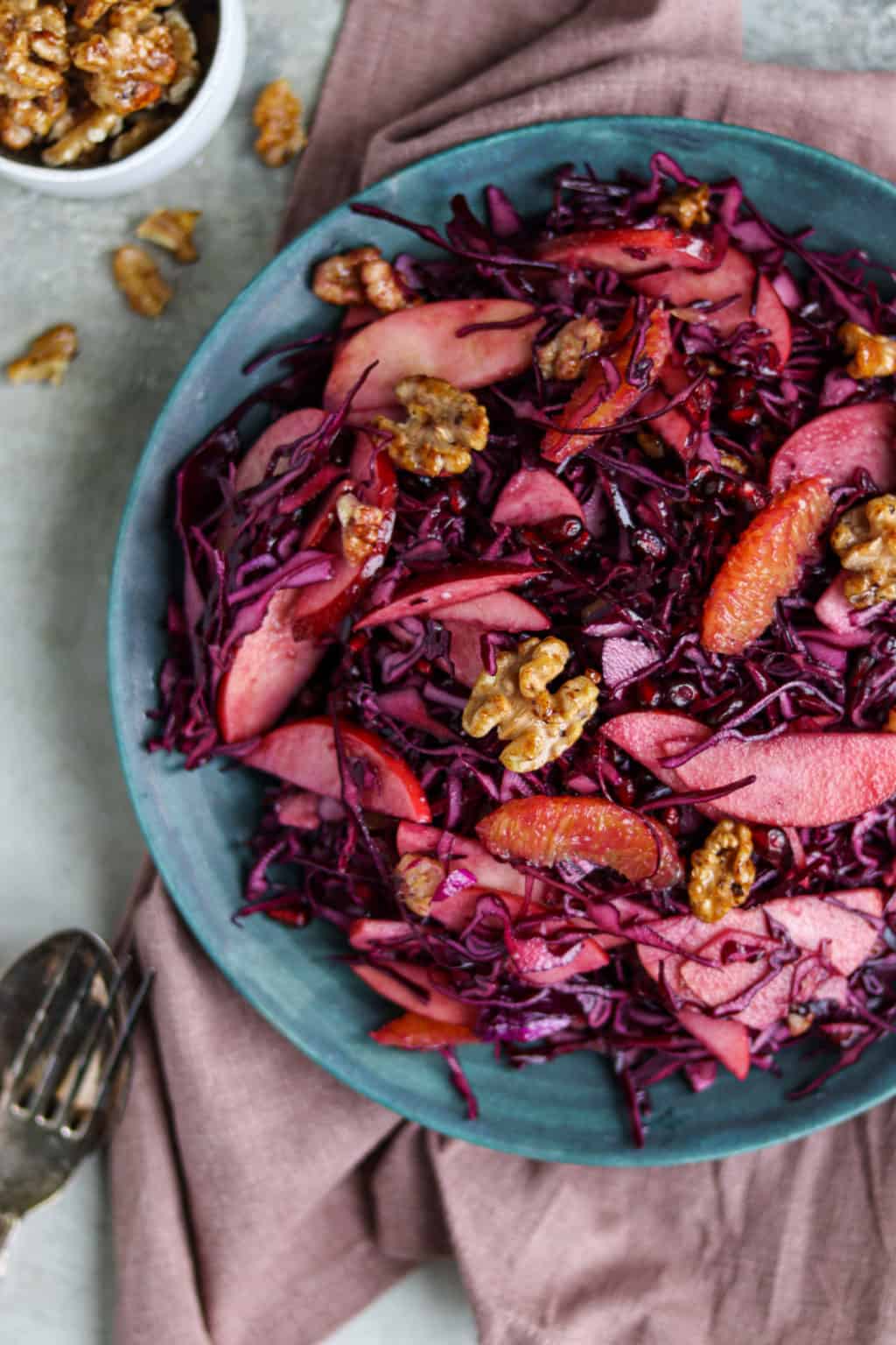 Rødkålssalat med appelsin, æble og granatæbler - Gastry.dk