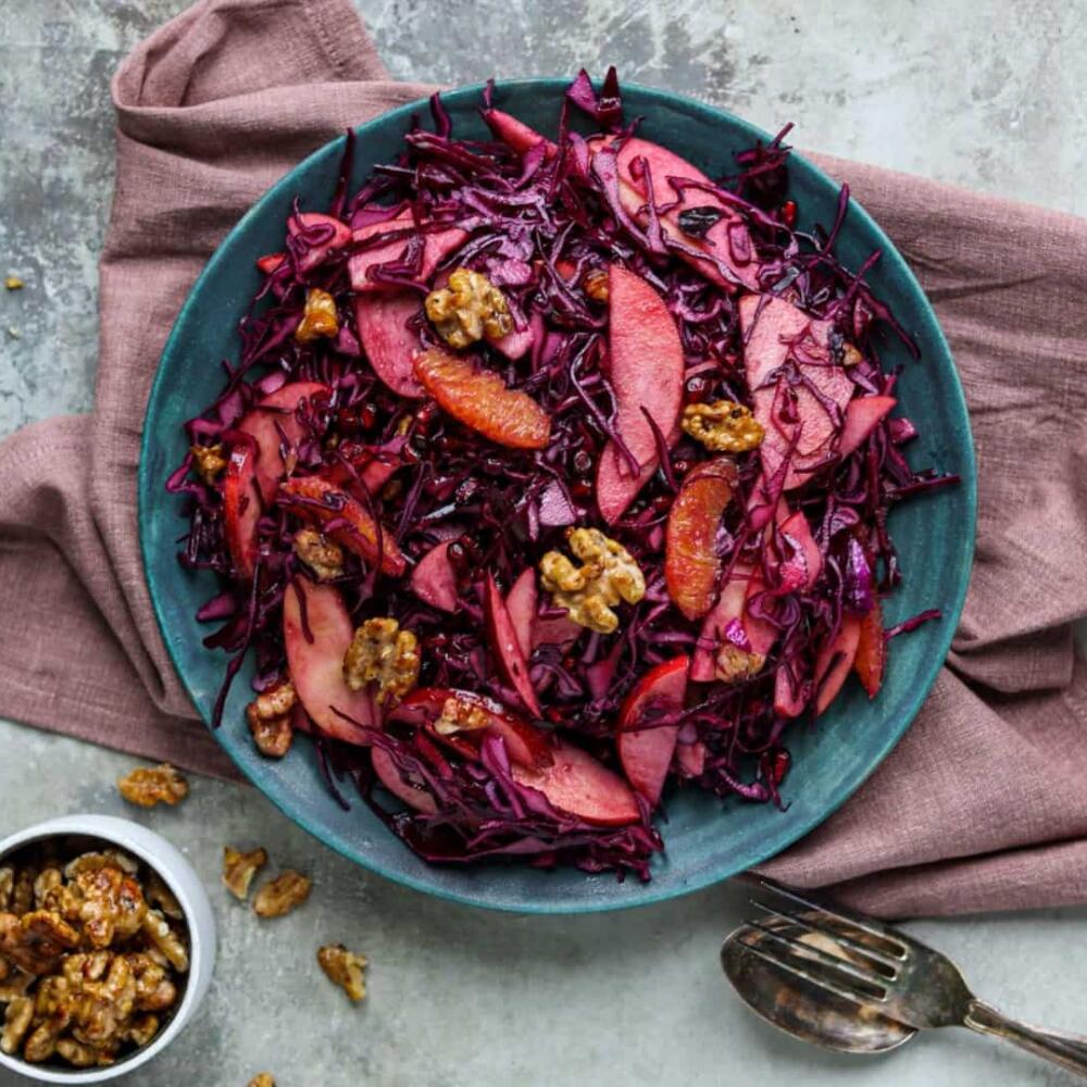 Rødkålssalat med appelsin, æble og granatæbler - Gastry.dk